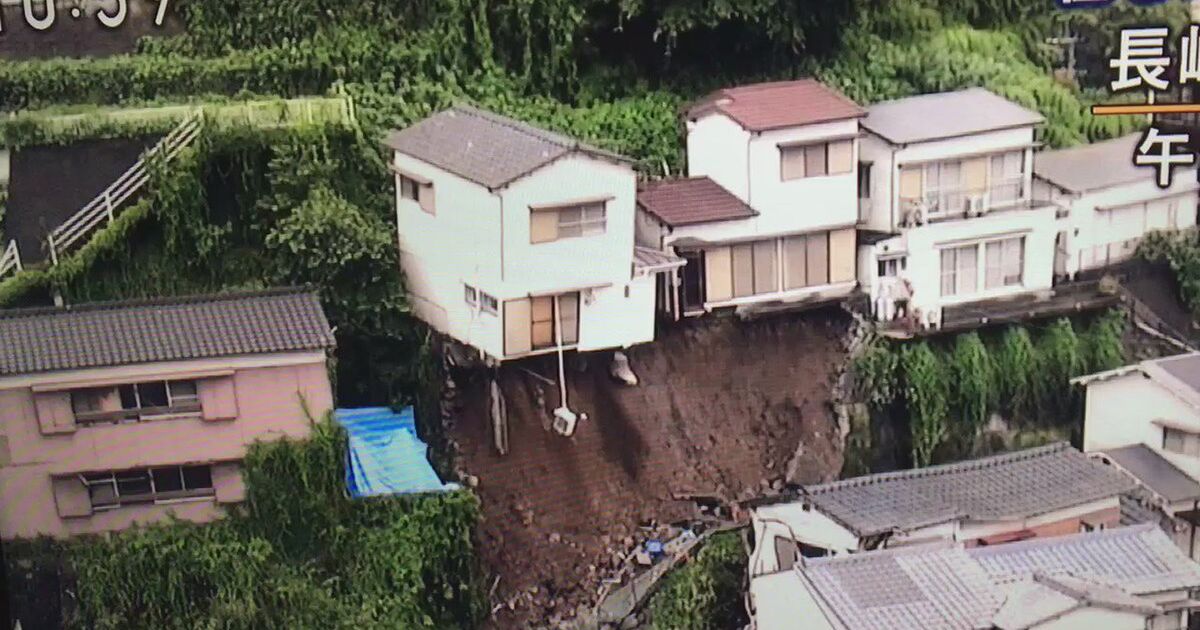 【衝撃】長崎の土砂崩れで転がり落ちていく家屋の映像がなんか切ない・・・ Togetter